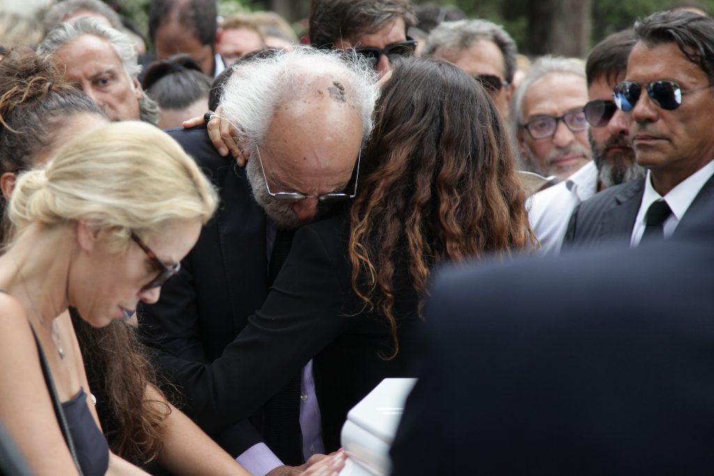 Ζωή Λάσκαρη Κηδεία: Αγκάλιασαν το φέρετρο τα κορίτσια της! Σπαραγμός ...