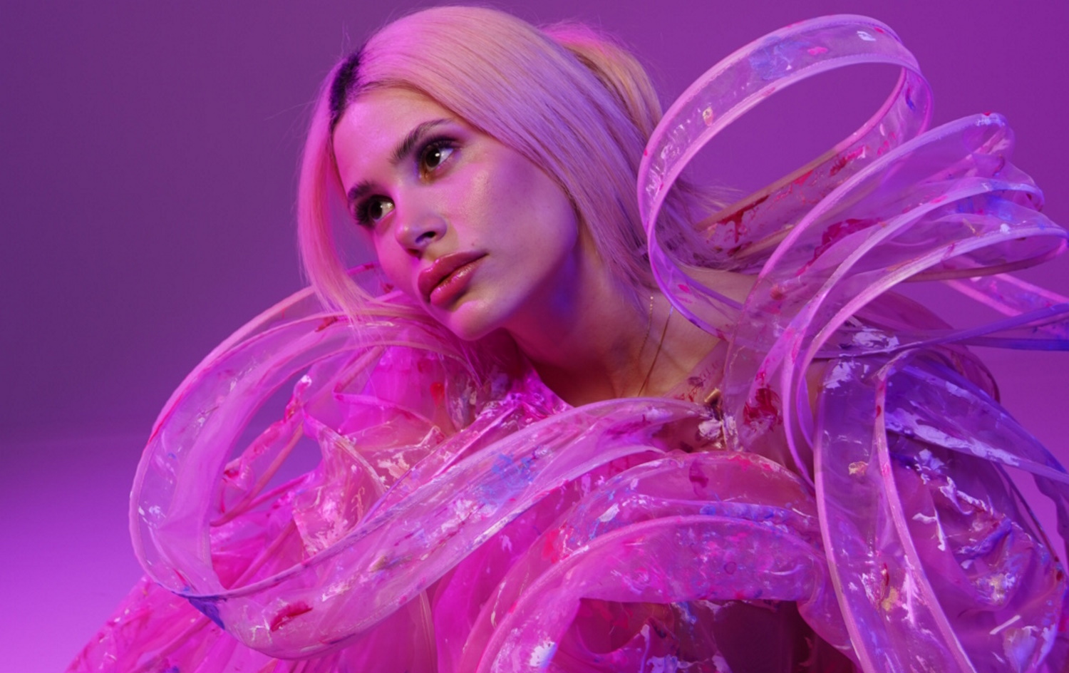 Η Mikay είναι η ανερχόμενη Ελληνίδα pop star της Gen Z - Zappit