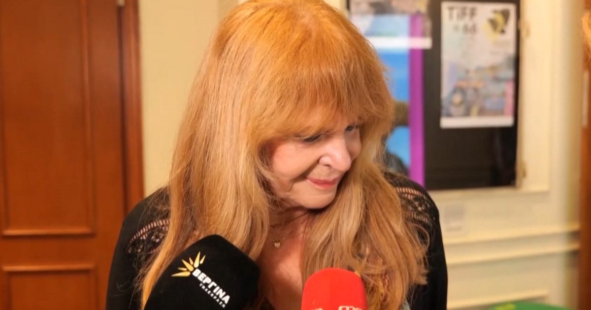 Συγκινημένη η Χλόη Λιάσκου στις κάμερες - Σπάνια δημόσια εμφάνιση για ...